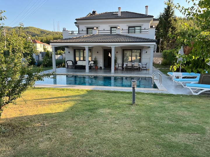 Yeşilüzümlü Fethiye
Villa Vineyard
4 Oda
8 Yatak - Ören