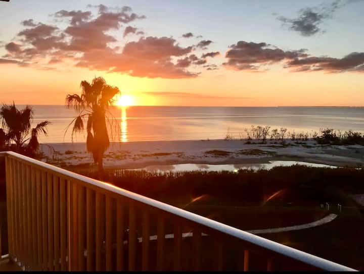 Sunset & Ocean Front Views-fm-beach(pool Is Open) - Fort Myers Beach, FL