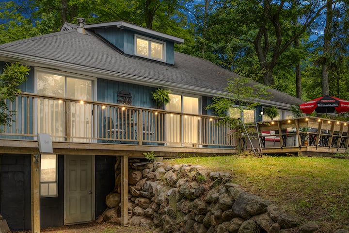 Blue Heron Lakefront Cottage W/ Hot Tub - Rosedale, ON, Canada
