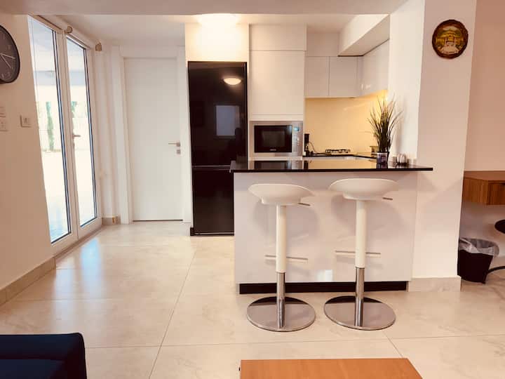 Amazing Flat | Private Entrance, Garage & Garden - Amman