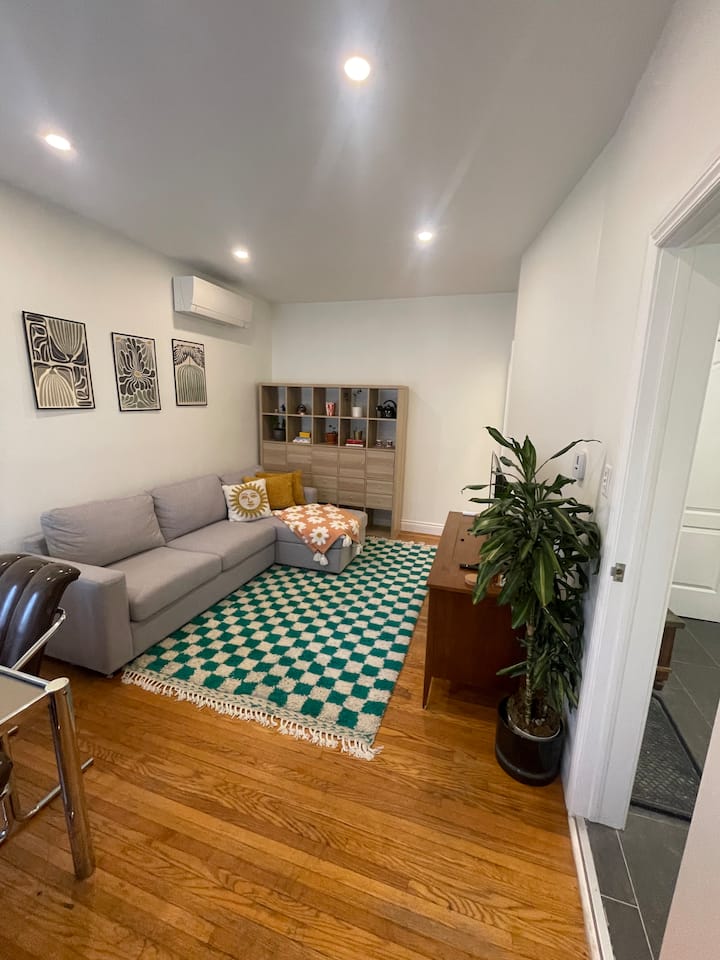 Junction Triangle Gem - Main Floor Flat