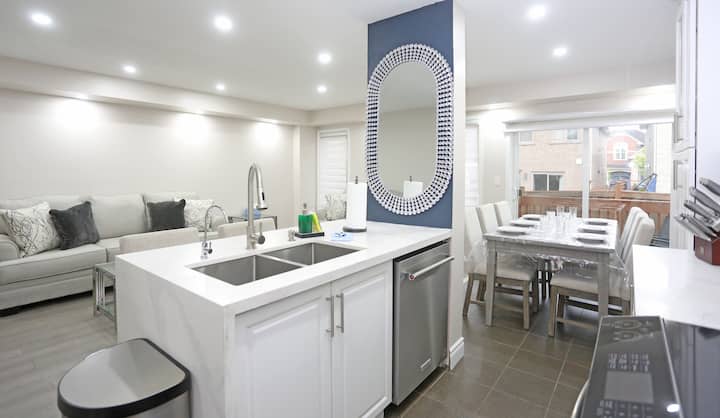 Modern Family Retreat In Alton Village, Burlington - Burlington