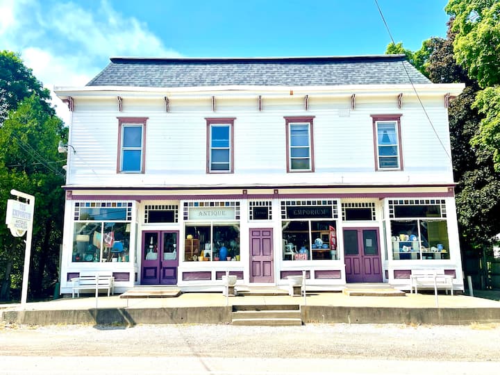 Vintage, Mid-century Suite Above Antique Store - Vermilion, OH