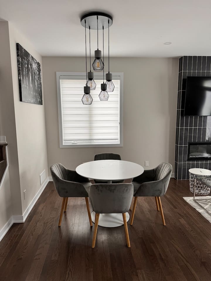 Cozy Bedroom With Tv+workspace - Ottawa