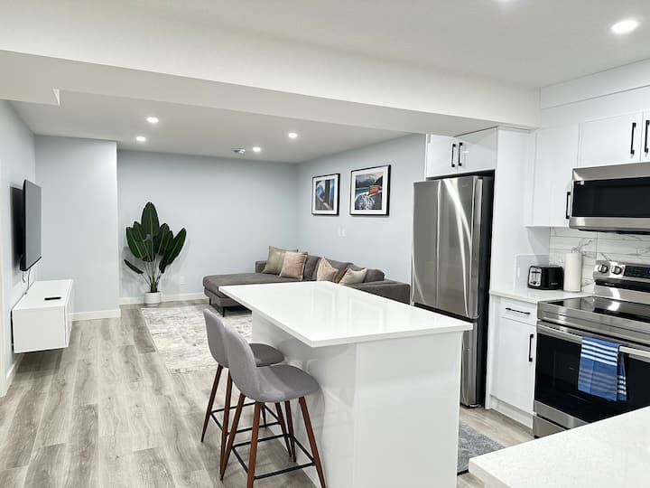 Spacious 2 Bedroom Suite - Airdrie