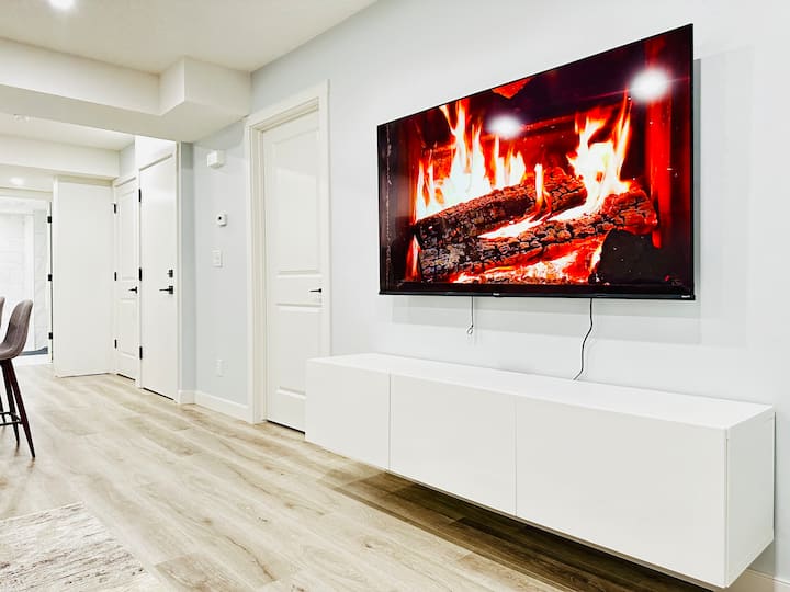 Spacious 2 Bedroom Suite - Airdrie