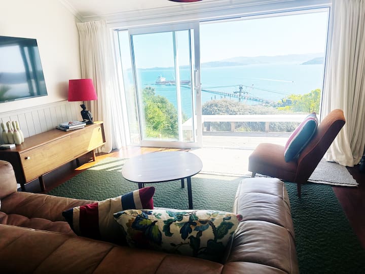 Amazing Harbour Views
Petes Bach - New Zealand