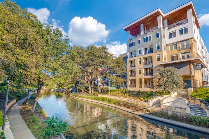 Riverview King · Pvt Balcony Over River & Pool - San Antonio
