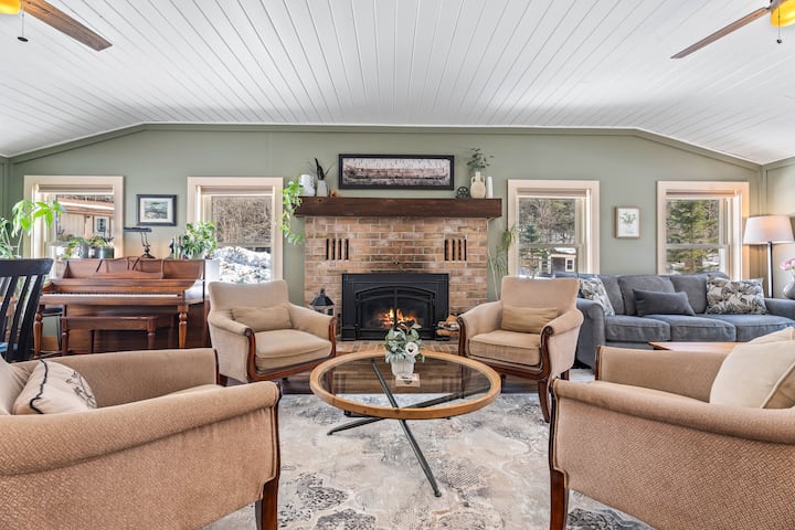 House By The Locks - Central, Spacious, River View - Huntsville