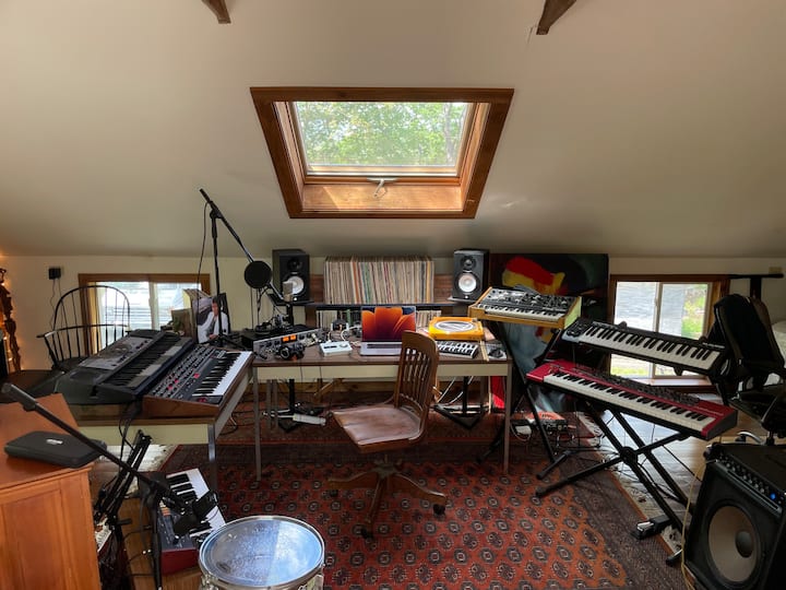 Artist Retreat In Renovated Barn - Ghent, NY