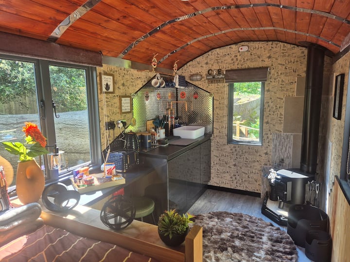 Relaxing Brewers Bolt Shepherds Hut Hot Tub - Northampton, UK