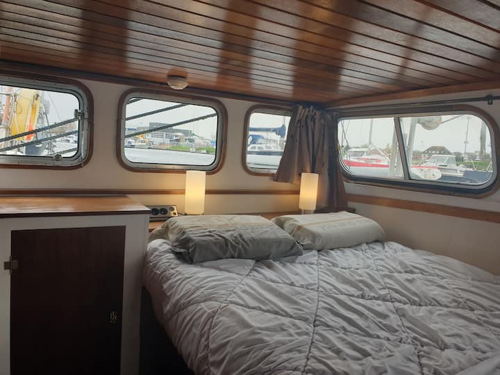 Un Bateau En Guise De Cabane/eau - Ouistreham