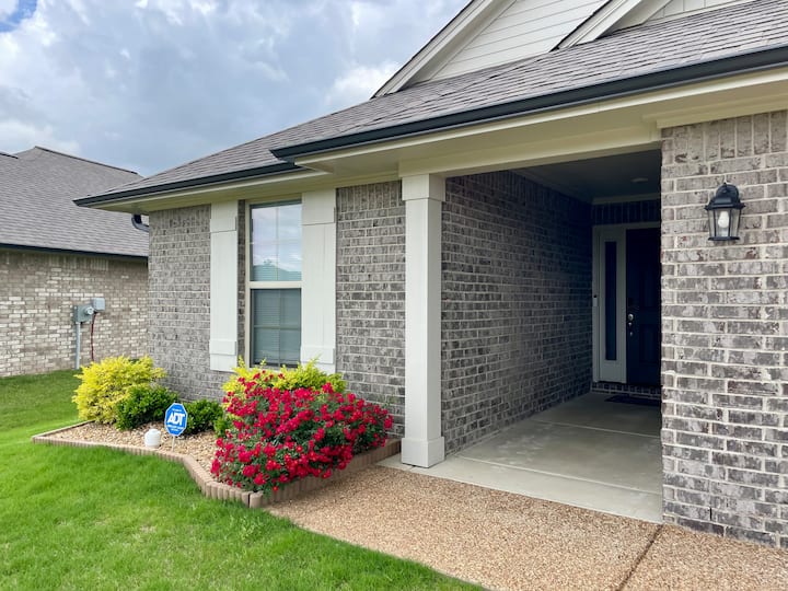The Central Park Villa—spacious | Peaceful | Cozy - Southaven, MS