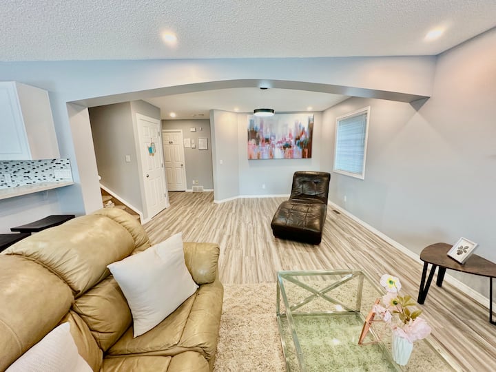 Spacious 4bed3bath &Game Room/near Airport+outlet - Calgary