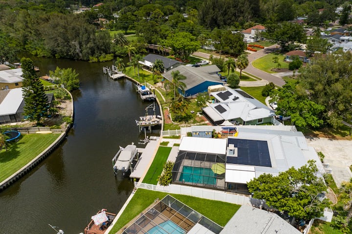 Waterfront Retreat • Pool, Dock, 8 Guests - St. Petersburg, FL
