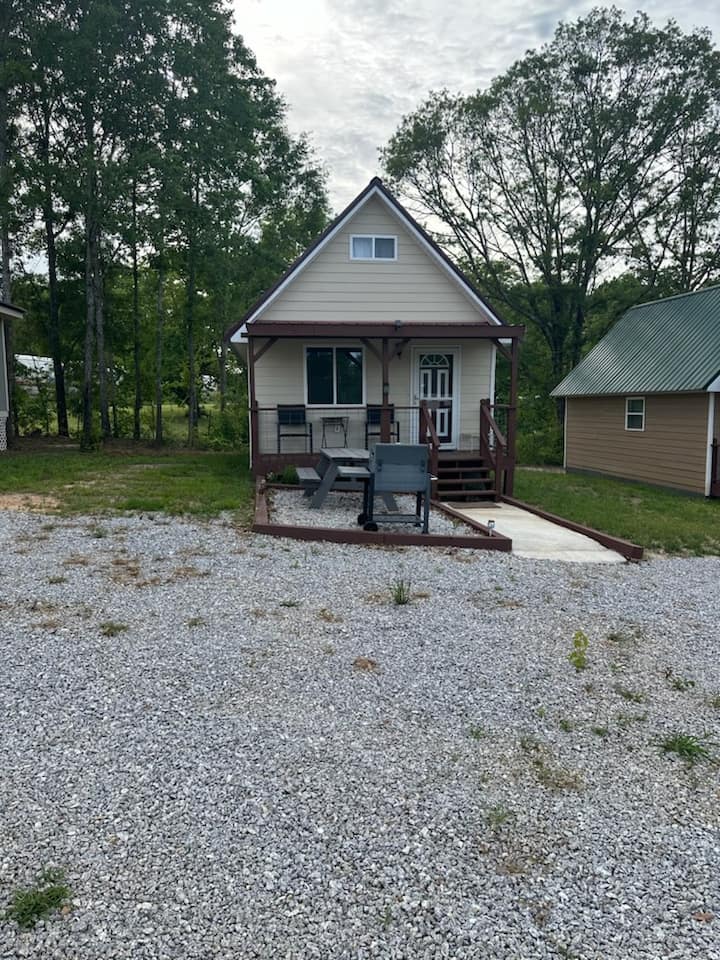 Train Track Cottage B - Roanoke, AL