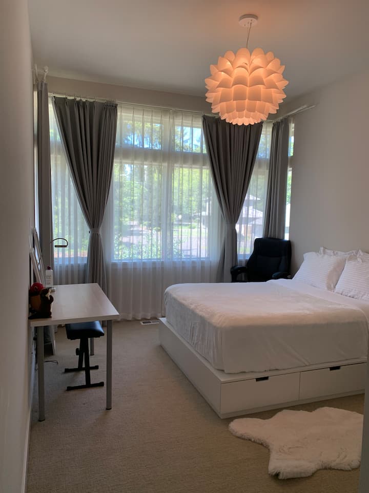 High Ceiling Windows Cozy Room - Kirkland, WA