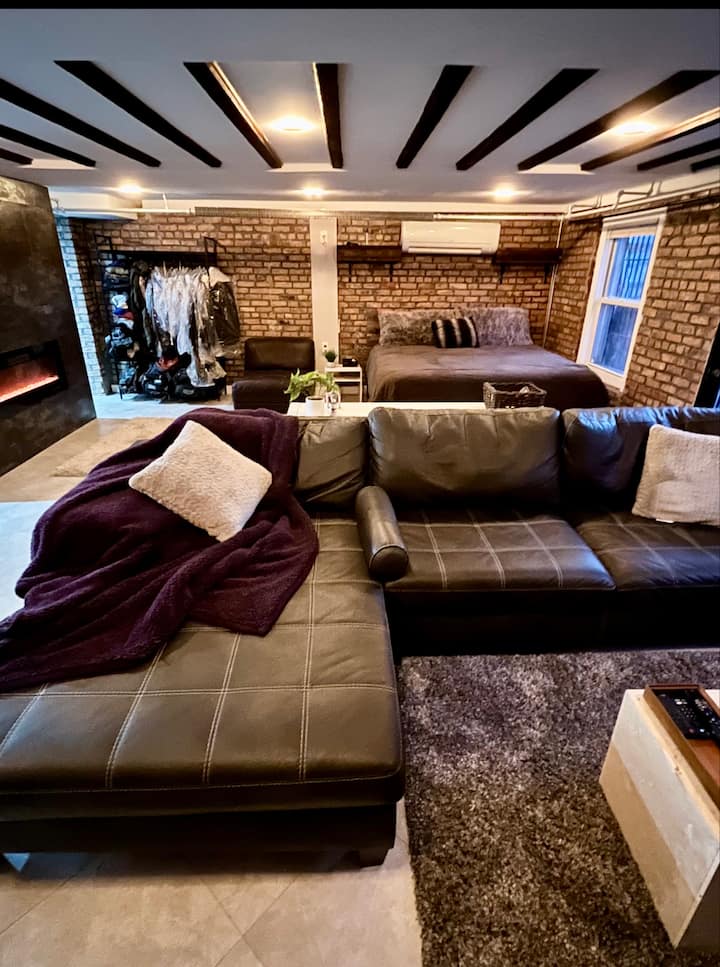 Brick House: Unique Garden Apartment! King Bed! - Brooklyn, NY