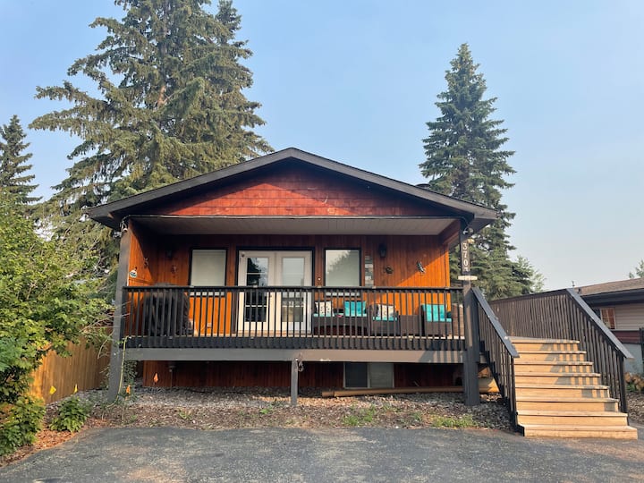 The Bobcaygeon Cottage- One Block Off Sylvan Lake! - Sylvan Lake, AB