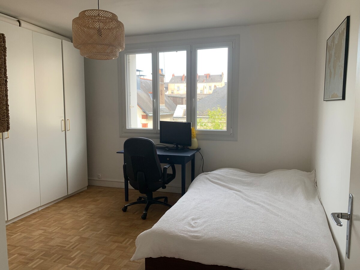 Bright and crossing 4-room apartment of 80 m² – Near the station ...