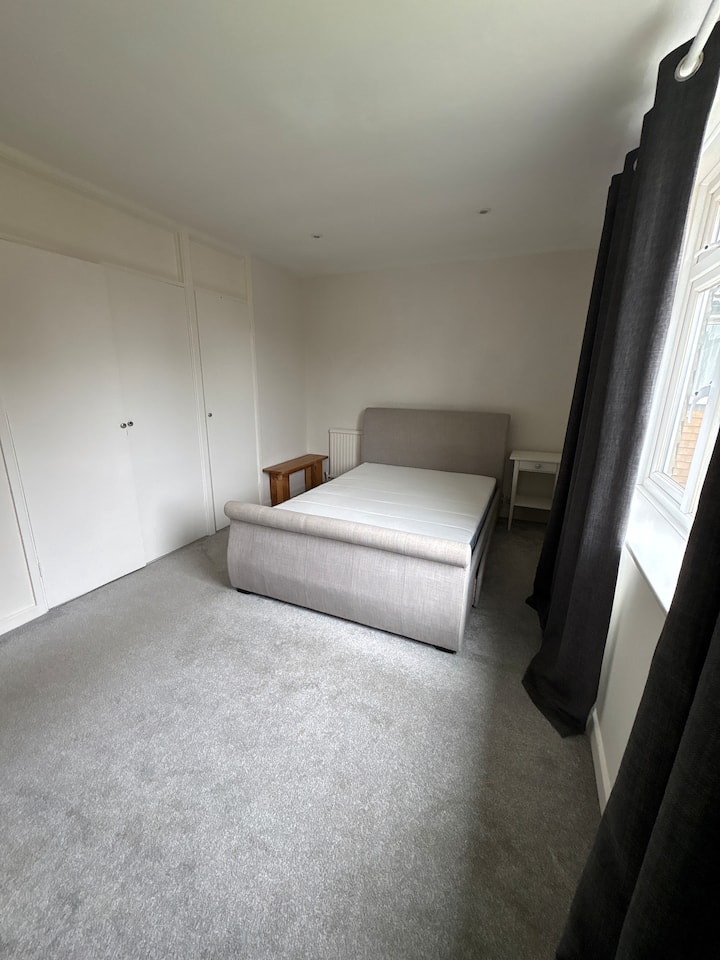 Spacious Clean Friendly Double Room - Horsham, UK