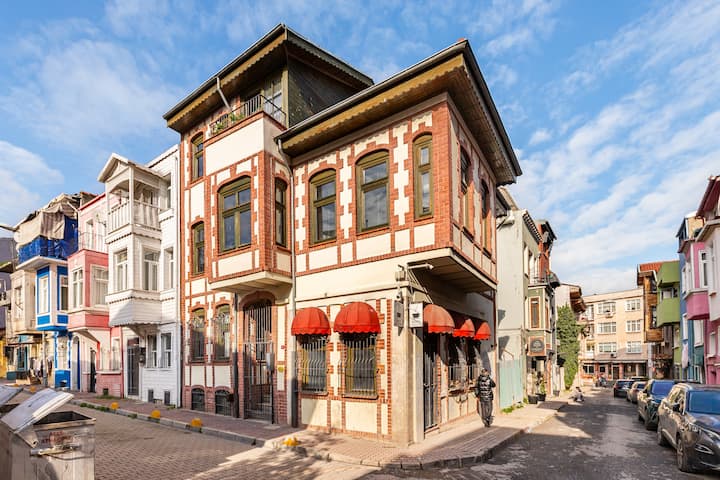 Historical Greco-ottoman Pavilion Near Tram - İstanbul
