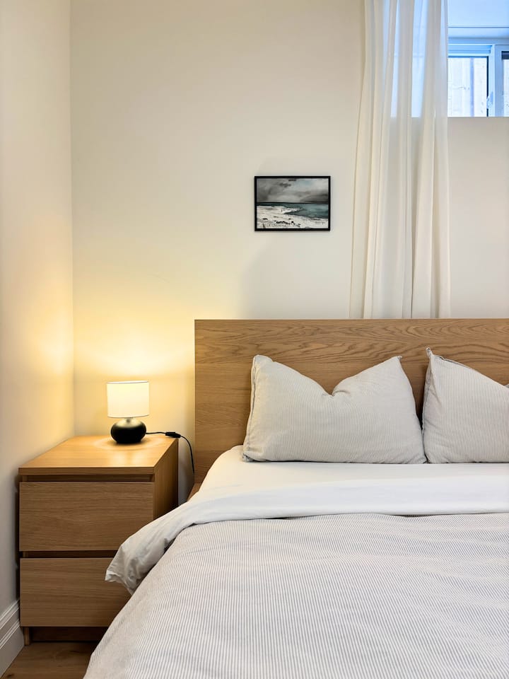 Modern Greektown Getaway | 2-br + Parking - Toronto