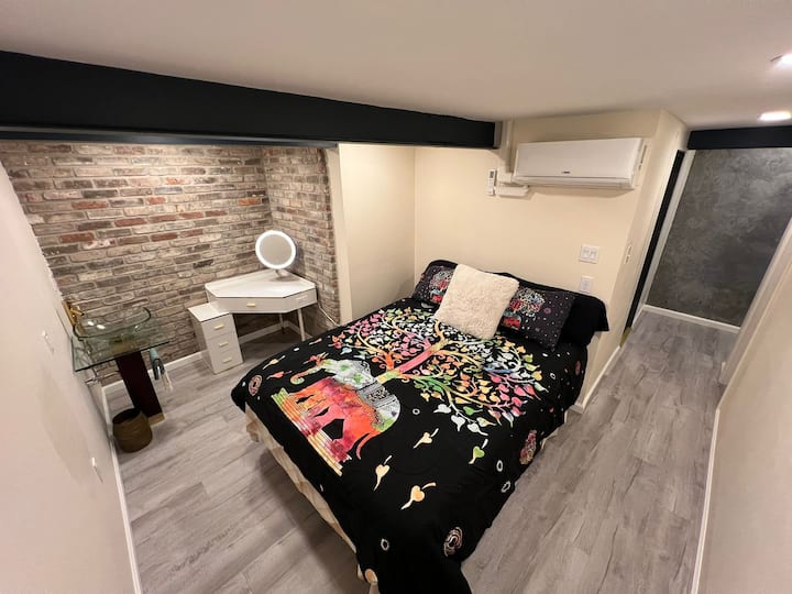 Very Comfy/month To Month Wanted/free Parking - United States