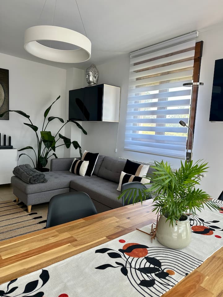 El Capricho De La Hayuela. - Cabezón de la Sal