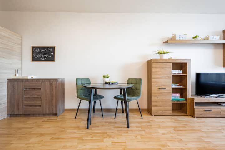 Chic Cozy Apartment • With Easy City Center Access - Bratislava