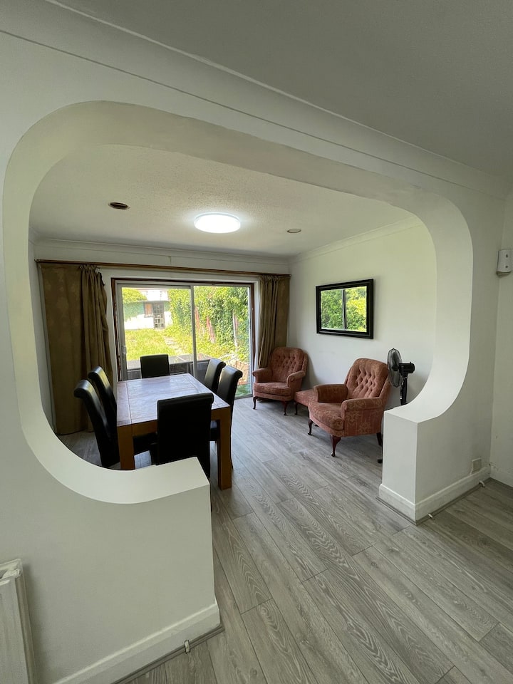 Large Private House With Parking & Garden - Harrow