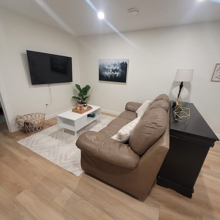 2 Bedroom Home In Edmonton - Edmonton, Canada