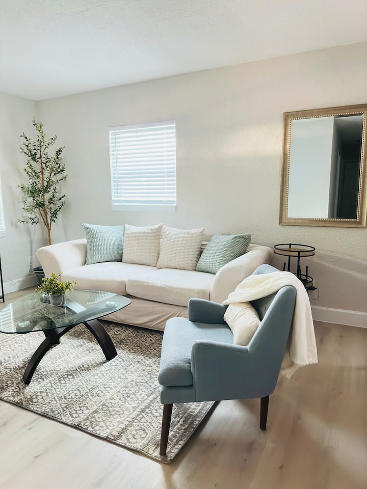 Newly Renovated Modern/minimal Home Getaway - Camping World Stadium - Orlando