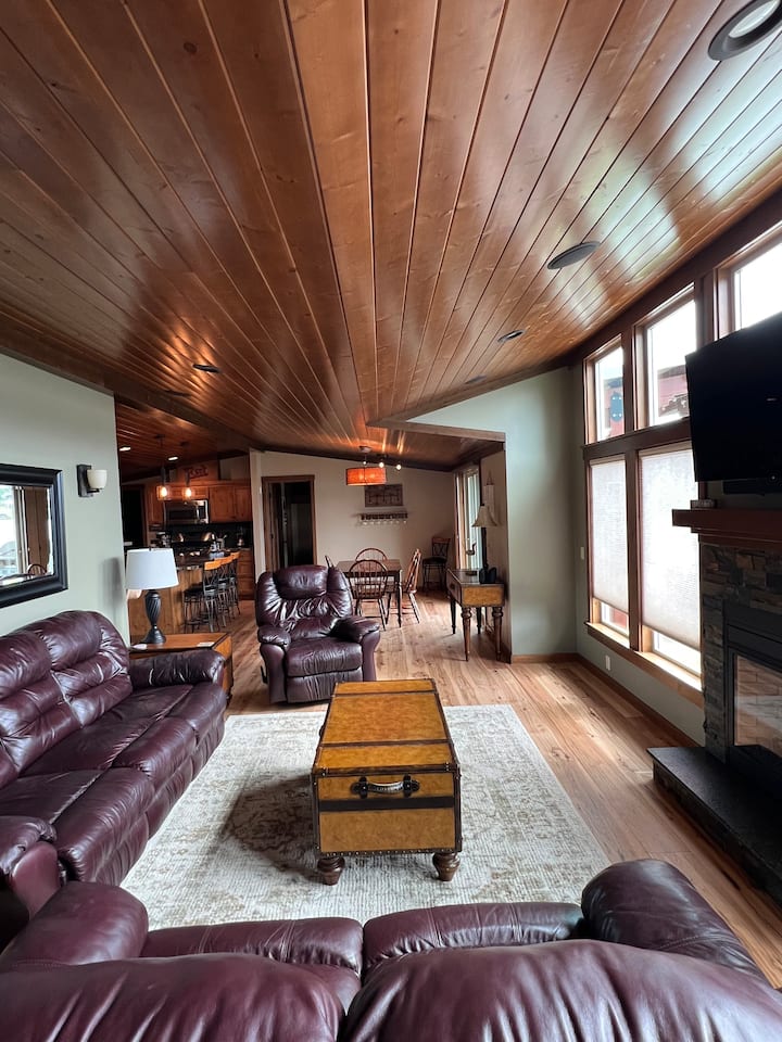 Rustic Elegance On Big Lake. - Mount Vernon, WA