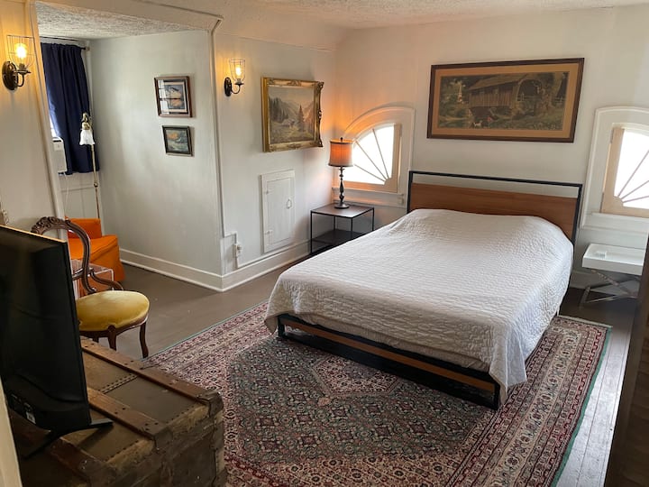 Private Suite In Historic Home. Near Butler! - Indianapolis, IN