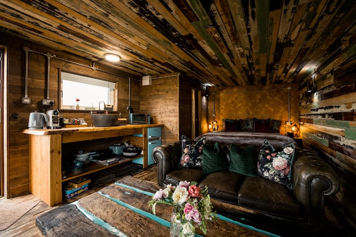 Cabin: Hot Tub & Mountain Views - Annalong