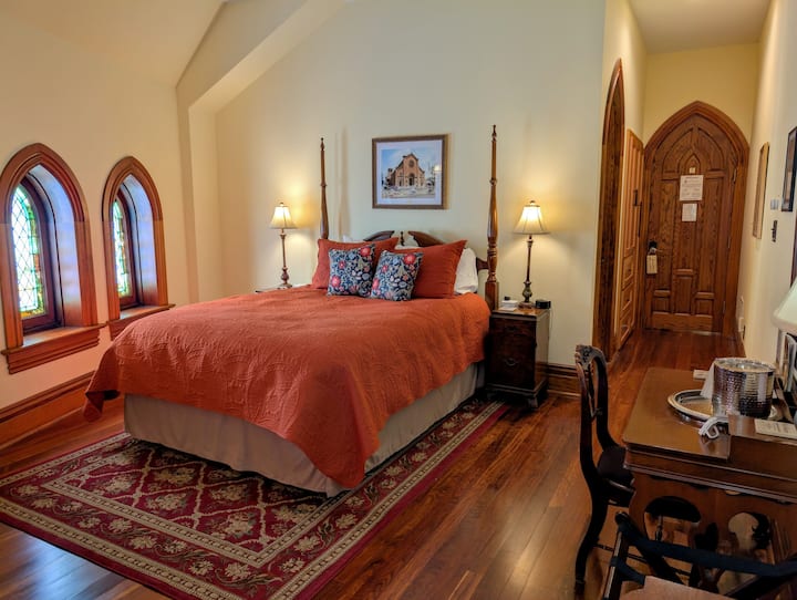 Luxury Retreat, Hot Tub,en-suite Bath, Location+ - St. Louis, MO