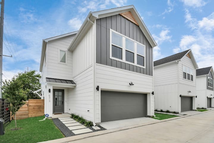 Stylish 4 Beds| Min To Downtown W/backyrd - Houston, TX