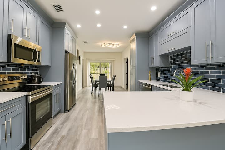 Modern Bungalow Near Dt & Ybor - Tampa, FL