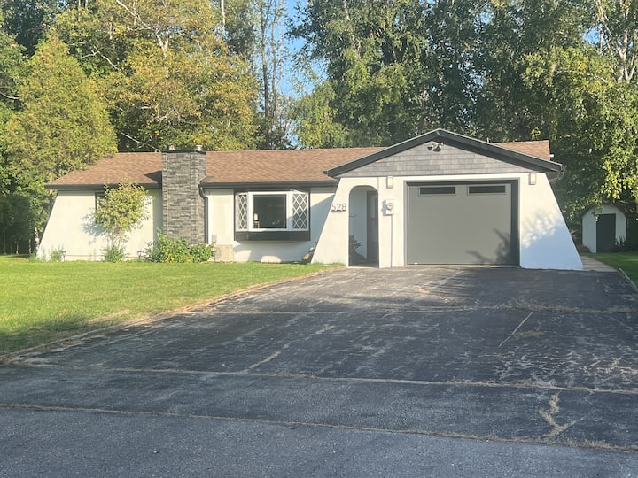 Pete & Lisa's Place
Cottage 
3 Bdrms
Beach Nearby - Kincardine