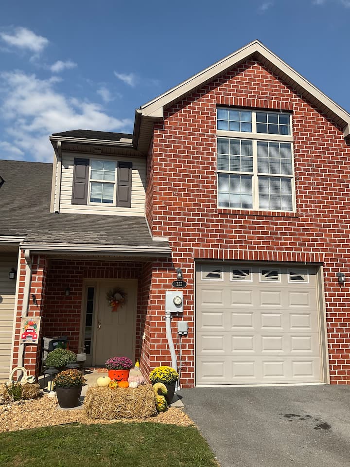 The Holiday Hideaway
3 Bedroom 2.5 Bath Townhouse - Chambersburg, PA
