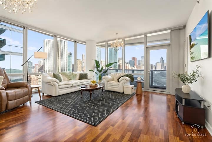 Penthouse Paradise | Executive Elegance • Sleeps 6 - Chicago, IL