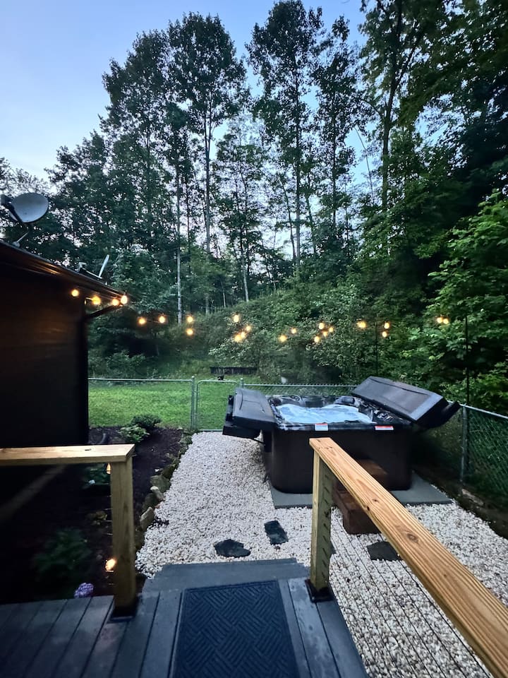 Private Mountain Haven With Hot Tub - Hendersonville, NC