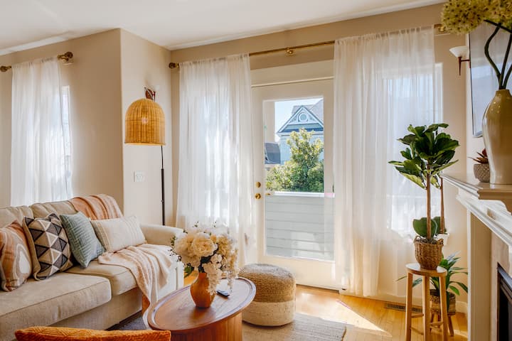 Spacious 3b/2.5b Home In The Heart Of Capitol Hill - Seattle, WA