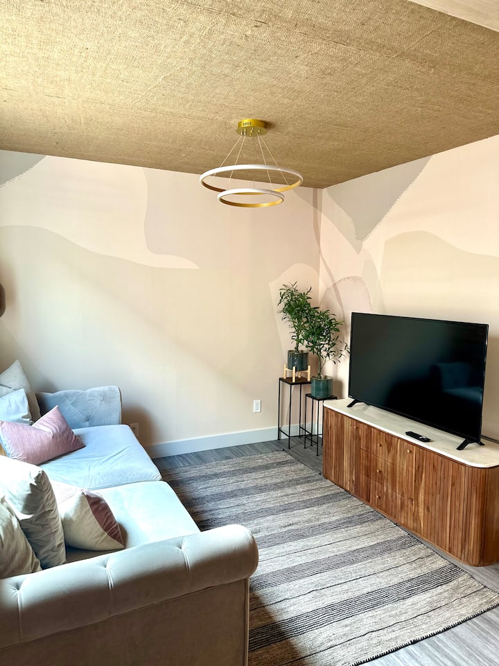 2 Bdm W Dedicated Office! Close To Hospitals - London