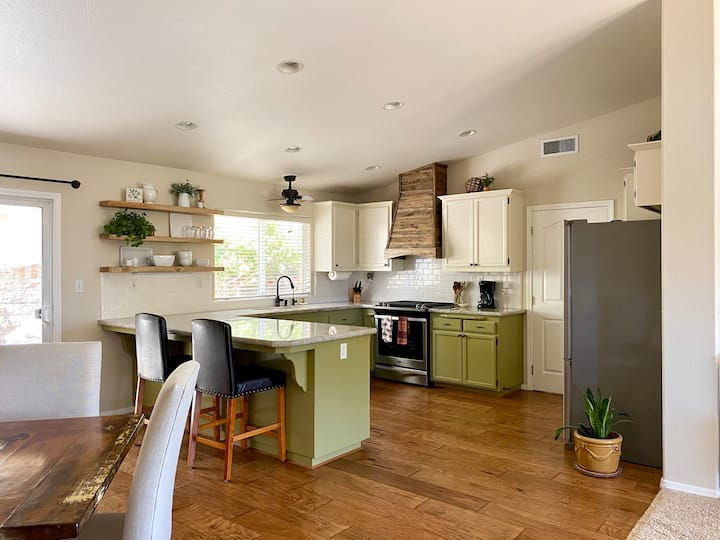 Home With View And Hot Tub - Templeton, CA