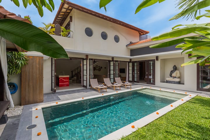 Spacious 4br Villa In Seminyak Near The Beach - Bali
