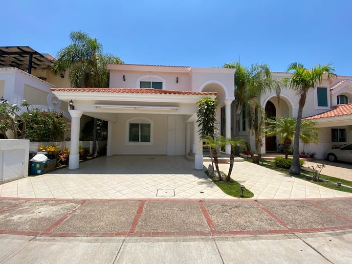 Hermosa Residencia En Club Real - Mazatlán