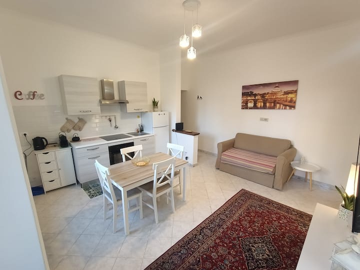 Amazing Apartment Close To The City Center - Rooma