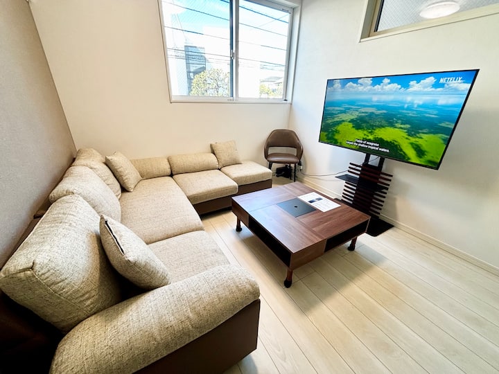 2024年新築一軒家75㎡/新宿駅2駅・渋谷駅5駅/最寄駅まで徒歩6分/最大7人宿泊可（寝室3部屋） - 調布市